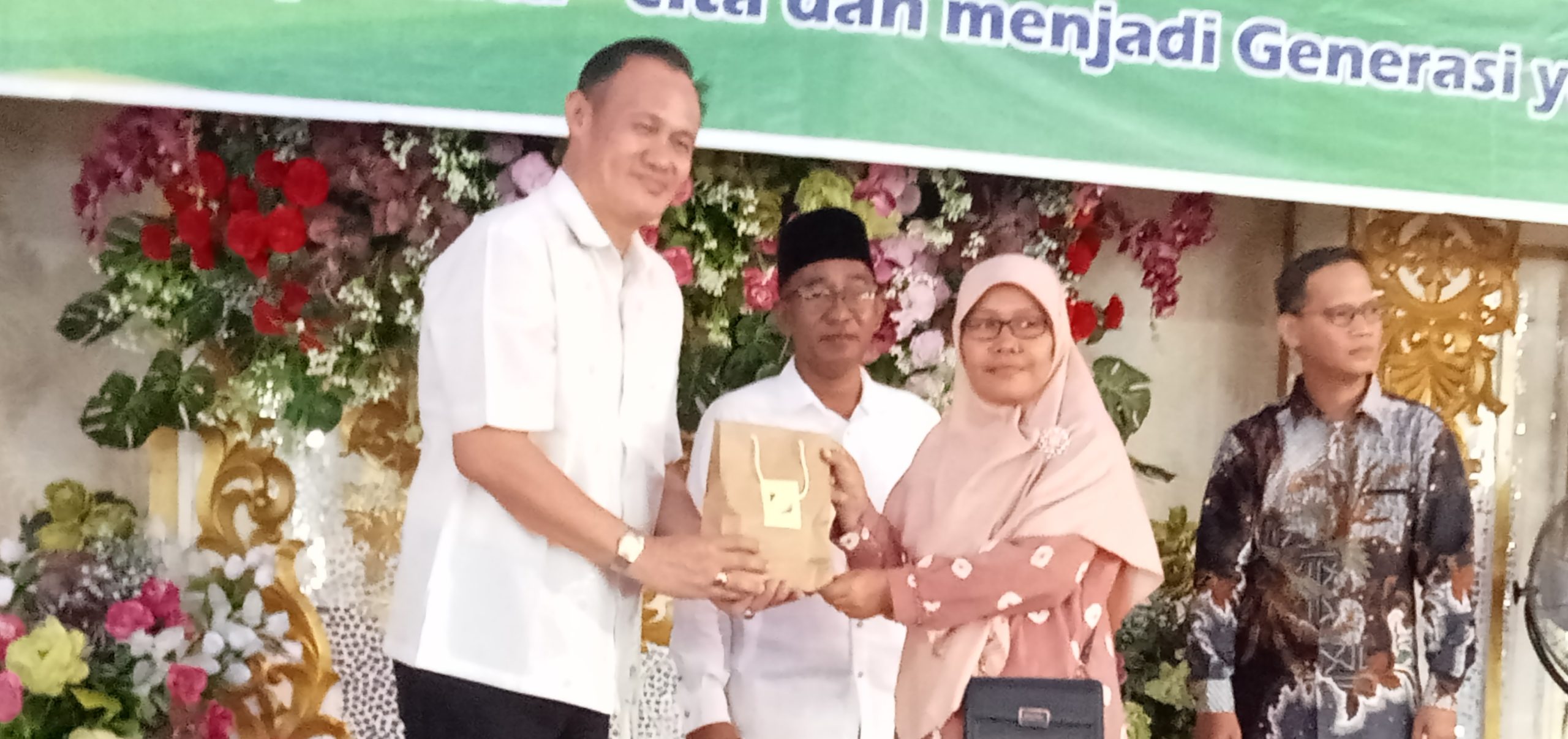 Edward Jaya, Calon Anggota DPD RI Hadiri Acara Tasyakuran Dan Pelepasan Wisudawan/Wisudawati ...